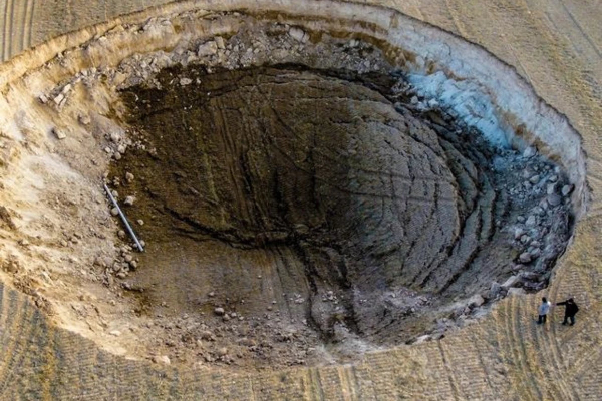 Türkiyədə müəmmalı olay! - Dərin çuxur meydana gəldi - FOTO | Baku.ws ...