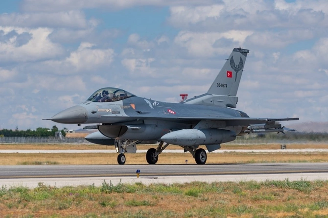 "Turkish Falcons" will perform an air show in the sky over Baku on ...