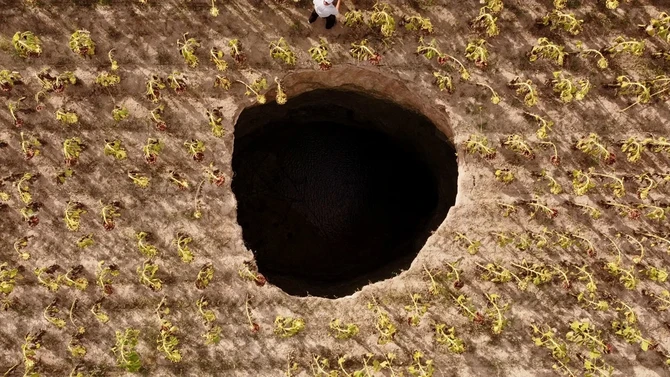 Günəbaxan tarlasında nəhəng çuxur əmələ gəldi | Baku.ws Xəbər saytı ...