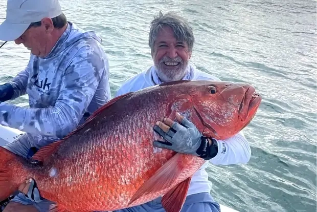 Panama resident caught a cubera snapper 126 centimeters long and broke ...